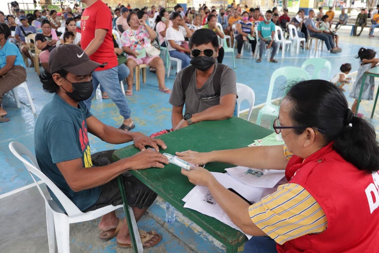 288 EB Magalona families who lost houses get aid - Digicast Negros
