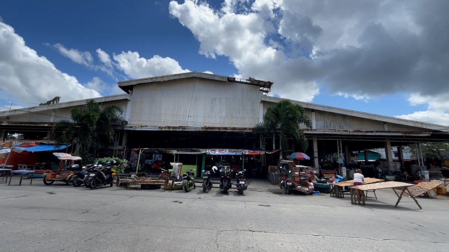 Mga illegal structures sa sulod sang vendors plaza ginpang guba kasunod ... Mga illegal structures sa sulod sang vendors plaza ginpang guba kasunod ...