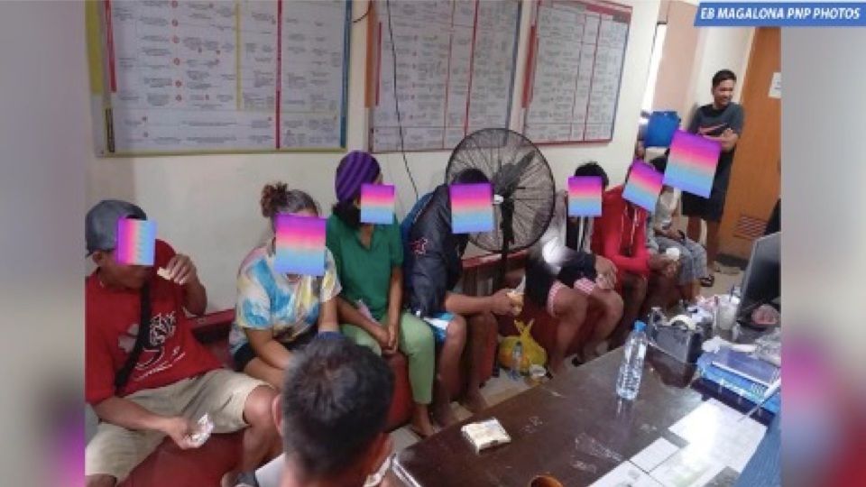 9 na-rescue matapos nagkulob ang ila bangka - Digicast Negros