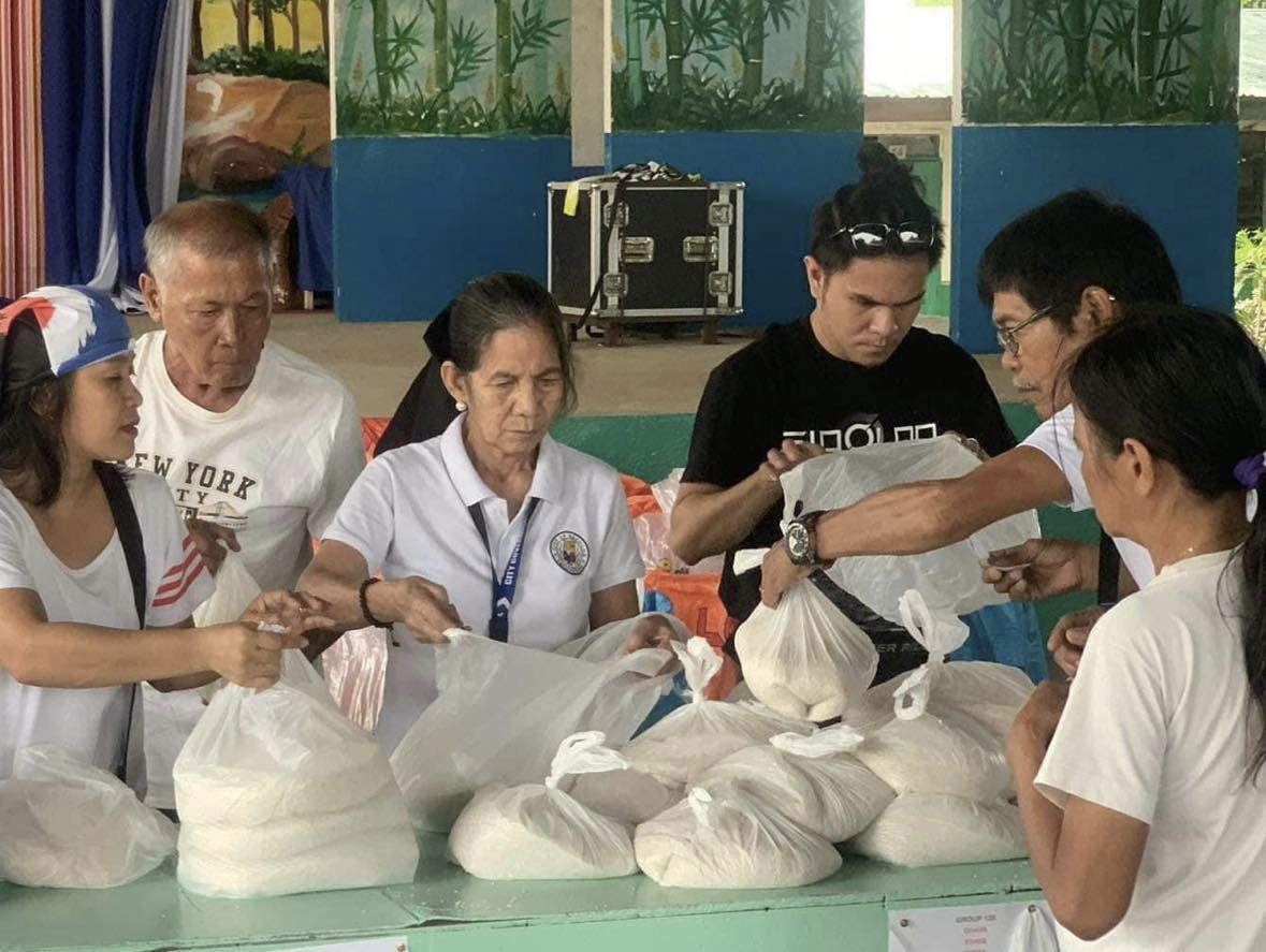 Thousands receive rice aid in Bacolod - Digicast Negros