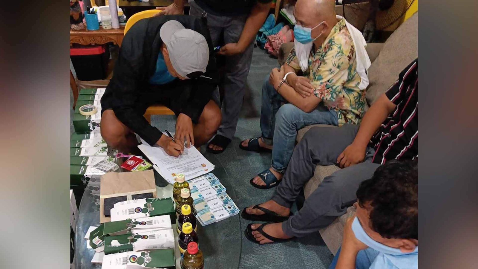 Tatlo ka nagapakuno-kuno naga baligya bulong para pangpabusong sang ...